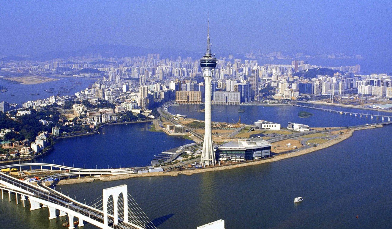 Bungee jumper stuck in mid-air at Macau Tower, as temperature drops to ...