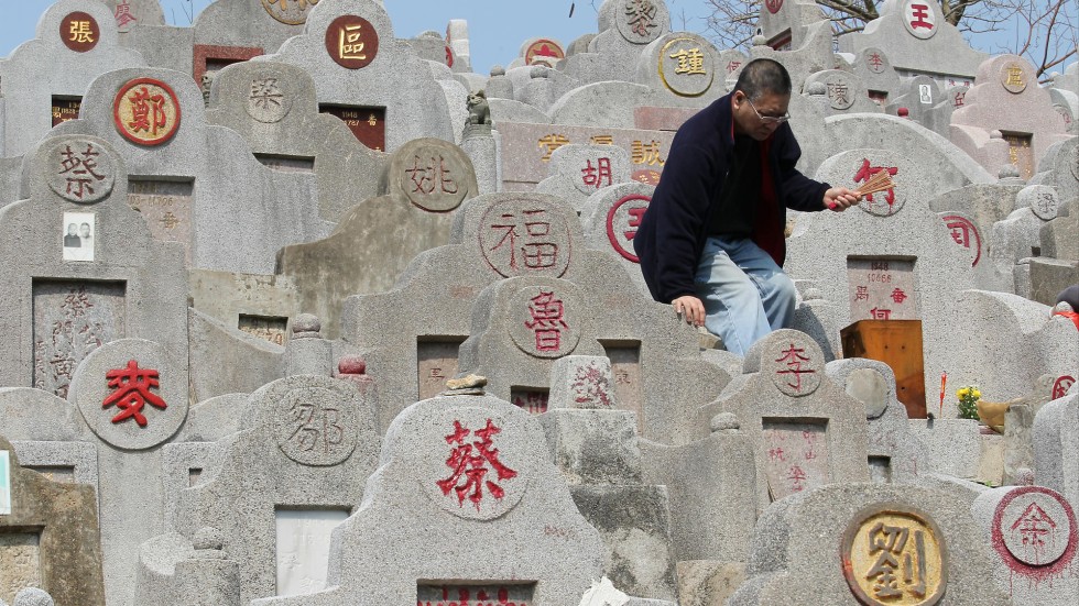 Ching Ming grave-sweepers enjoy a more costly festival in Hong Kong ...